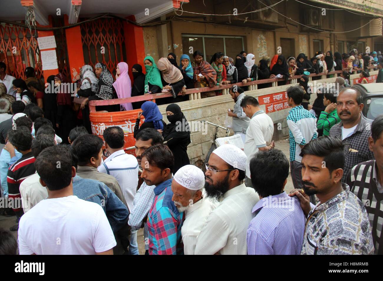 Bank queue india hi-res stock photography and images - Alamy