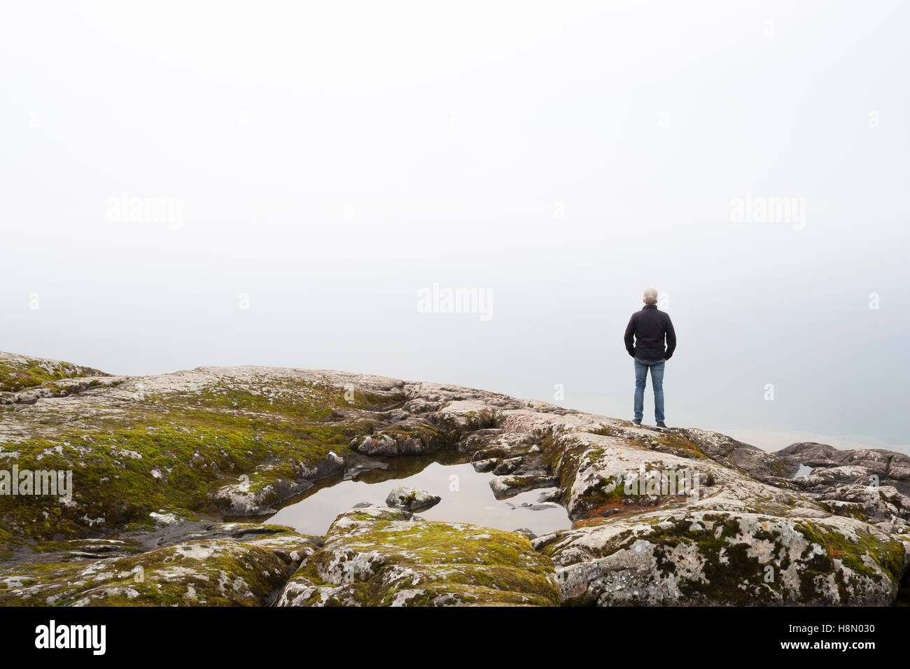 Man rock edge hi-res stock photography and images - Alamy