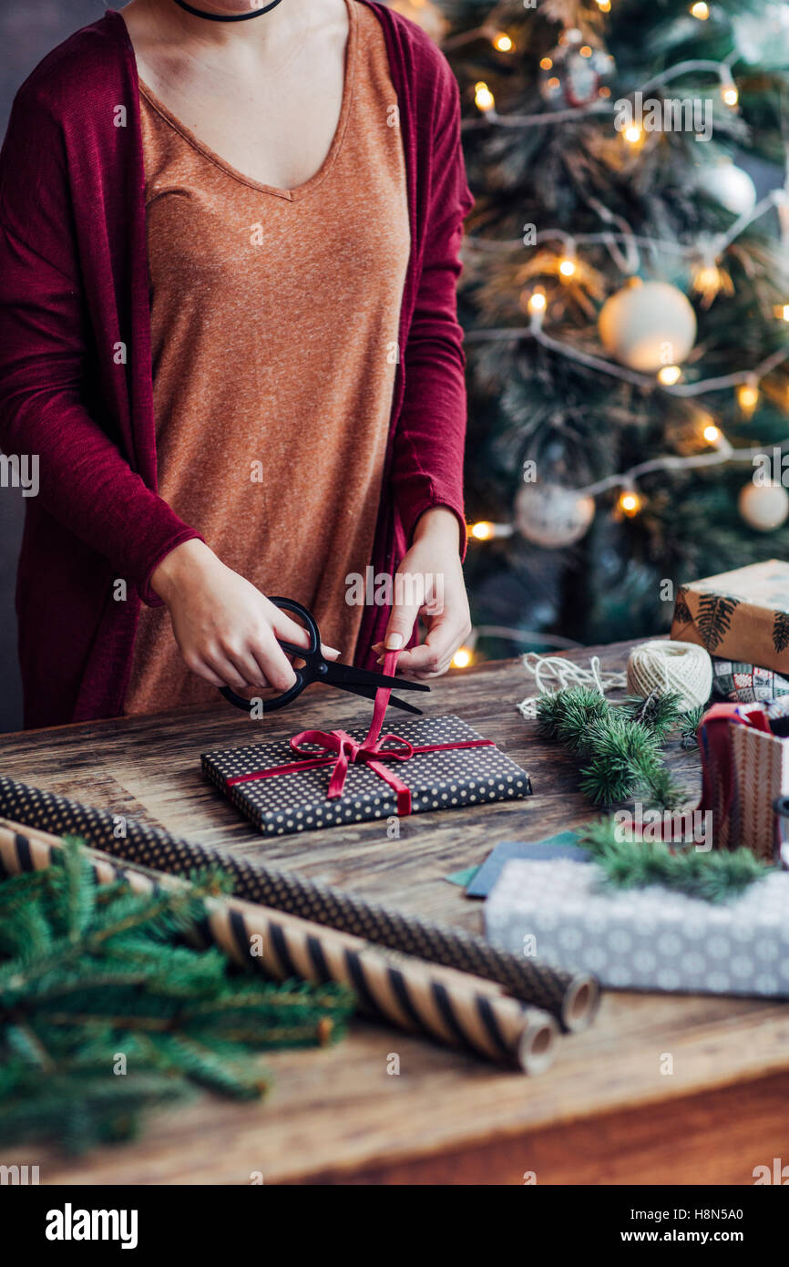 Hands tying green ribbon hi-res stock photography and images - Alamy