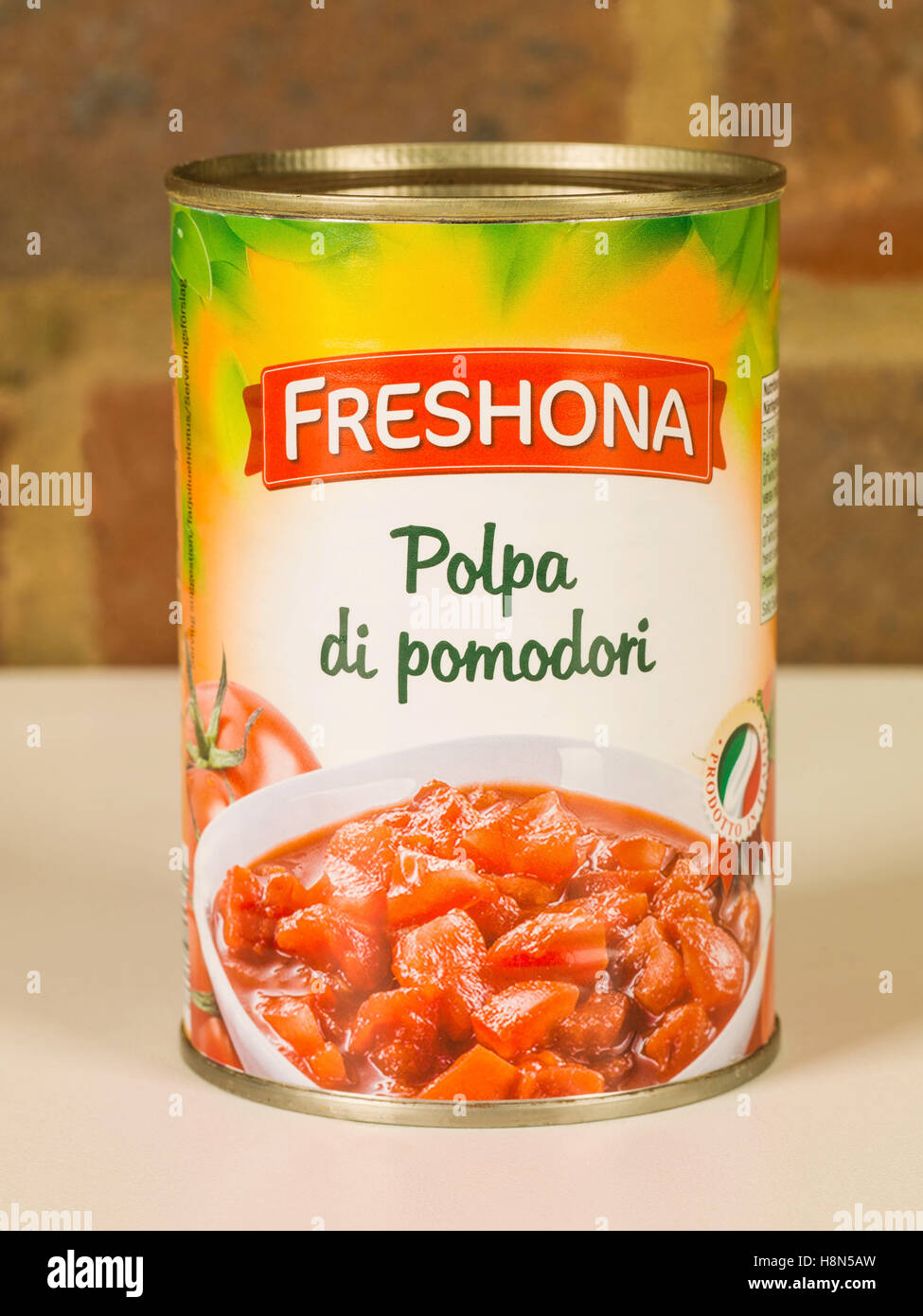Tin or Can of Freshona Chopped Tomatoes Stock Photo - Alamy
