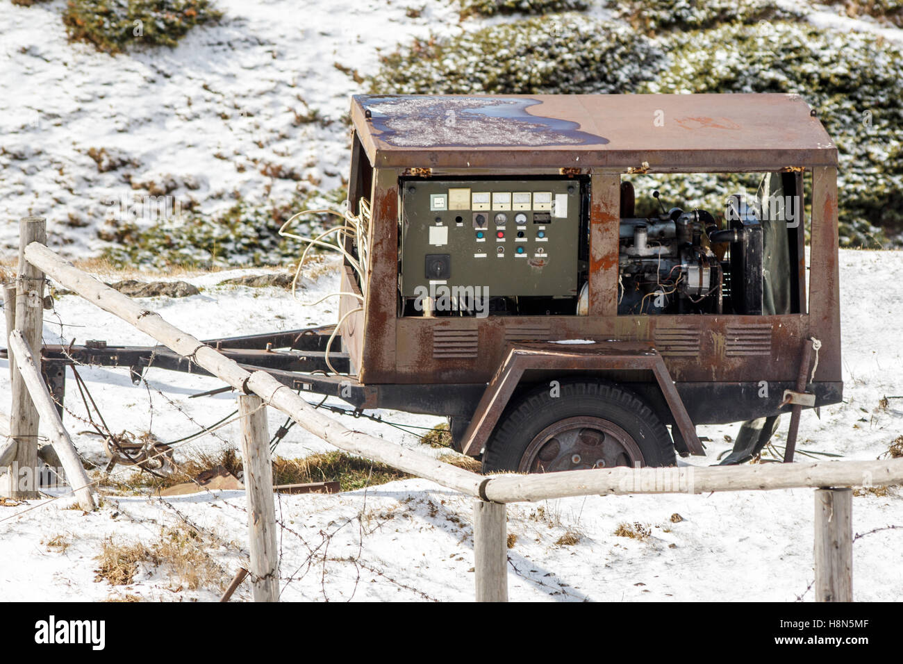 Rusty old trailer generator Stock Photo - Alamy