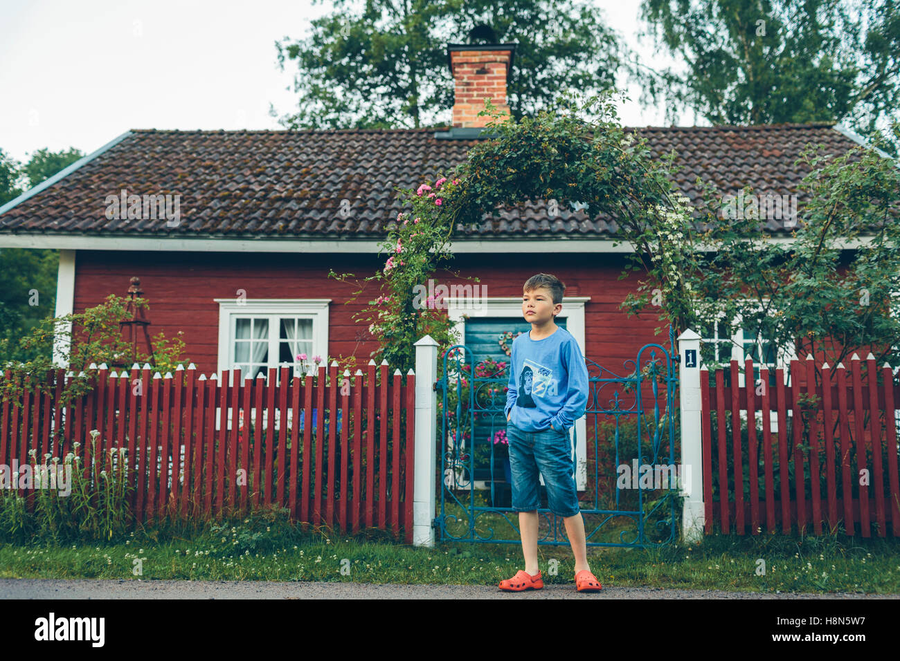 Boy in front building hi-res stock photography and images - Alamy