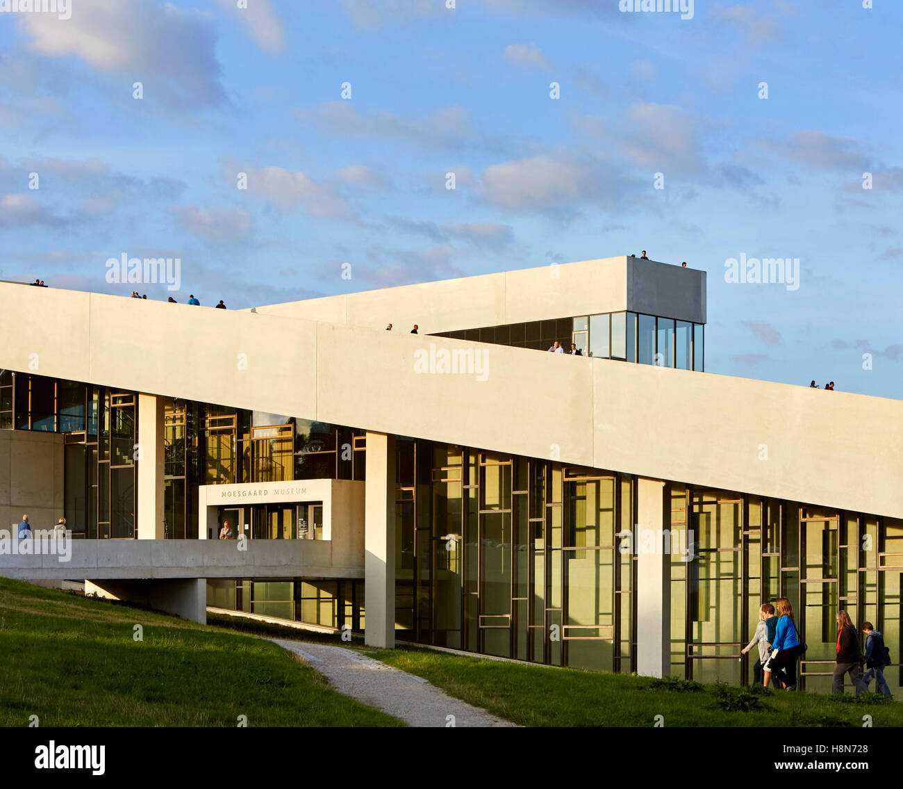 Approach scale hi-res stock photography and images - Alamy