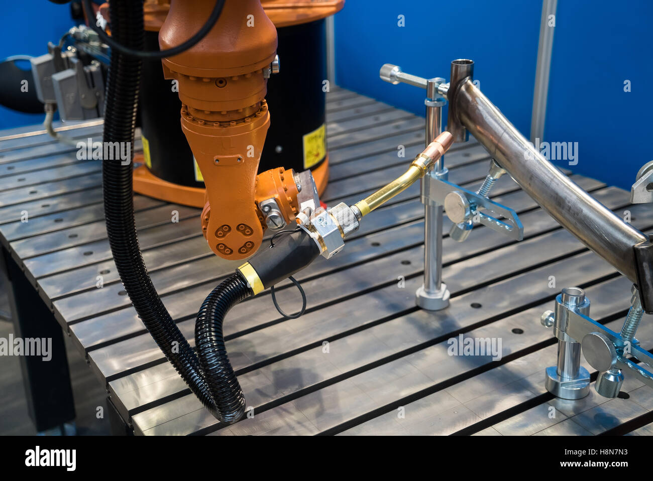 Robot welding hi-res stock photography and images - Alamy