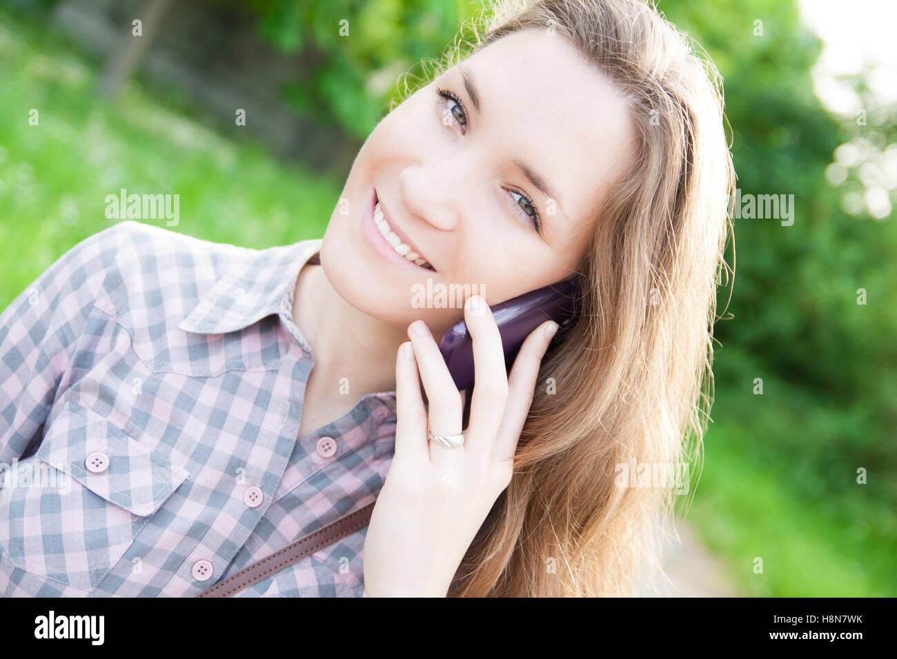 Outdoor phone call hi-res stock photography and images - Alamy