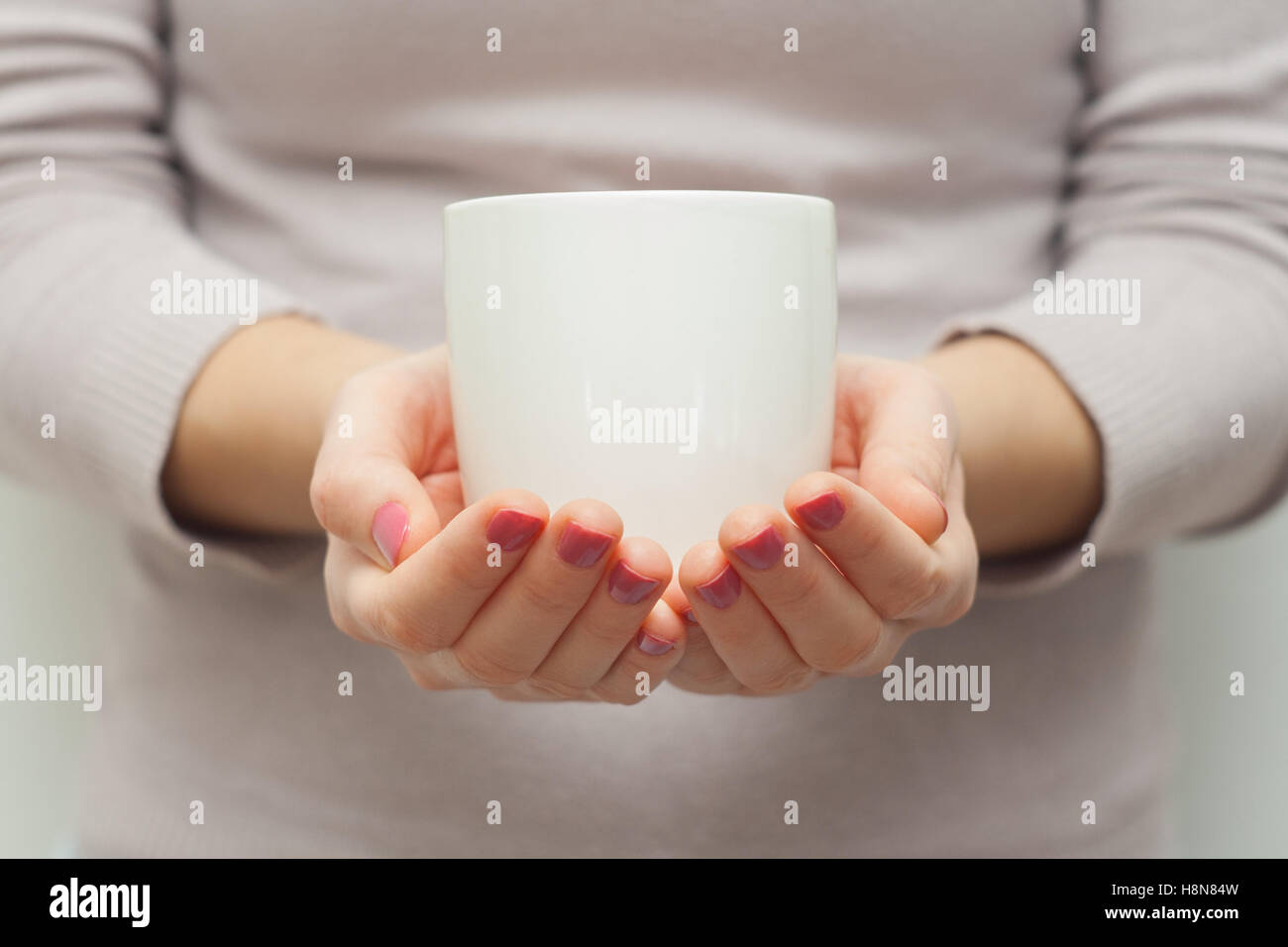 Hands with tea hi-res stock photography and images - Alamy