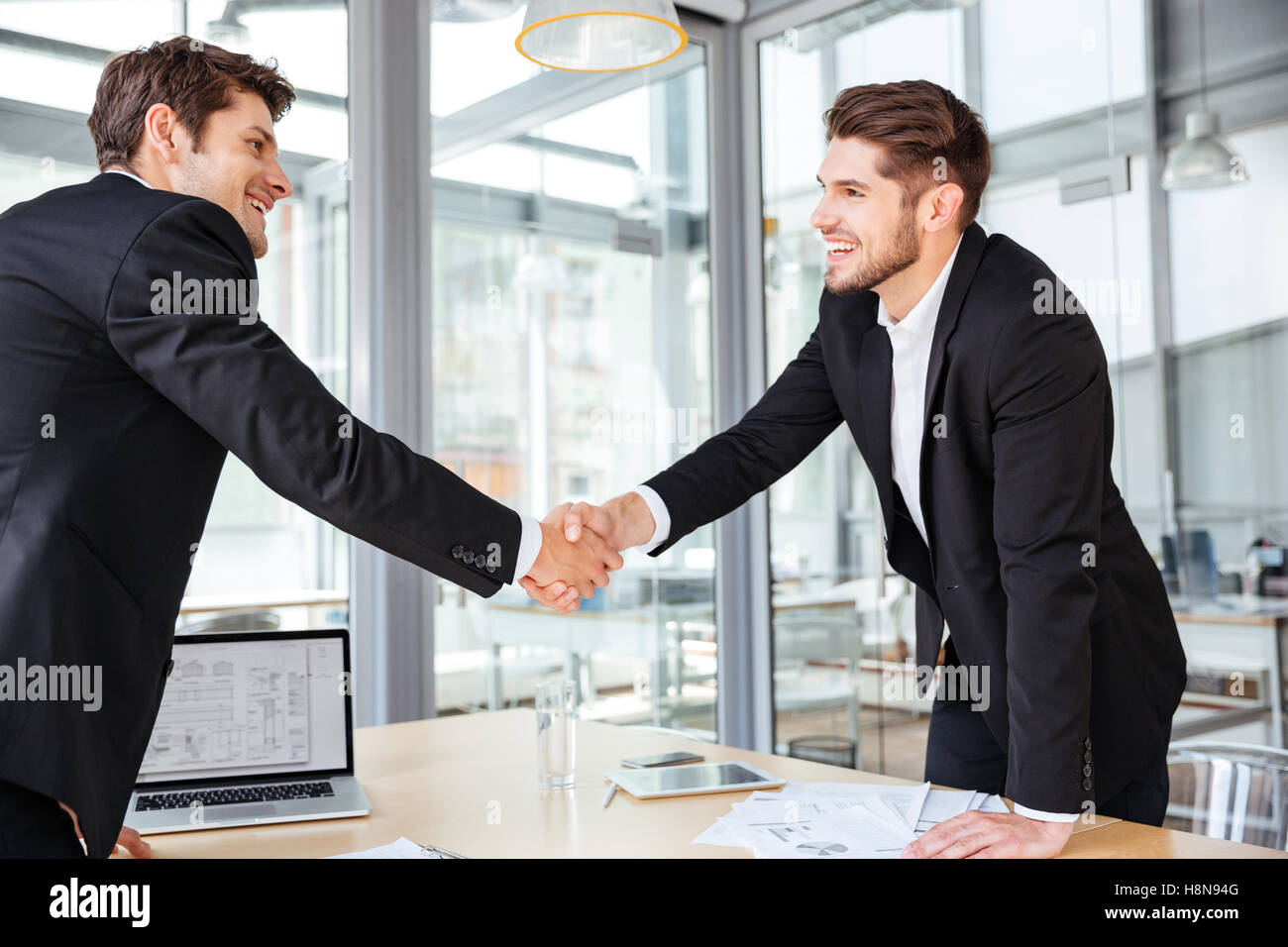 Businessmen shaking hands hi-res stock photography and images - Alamy