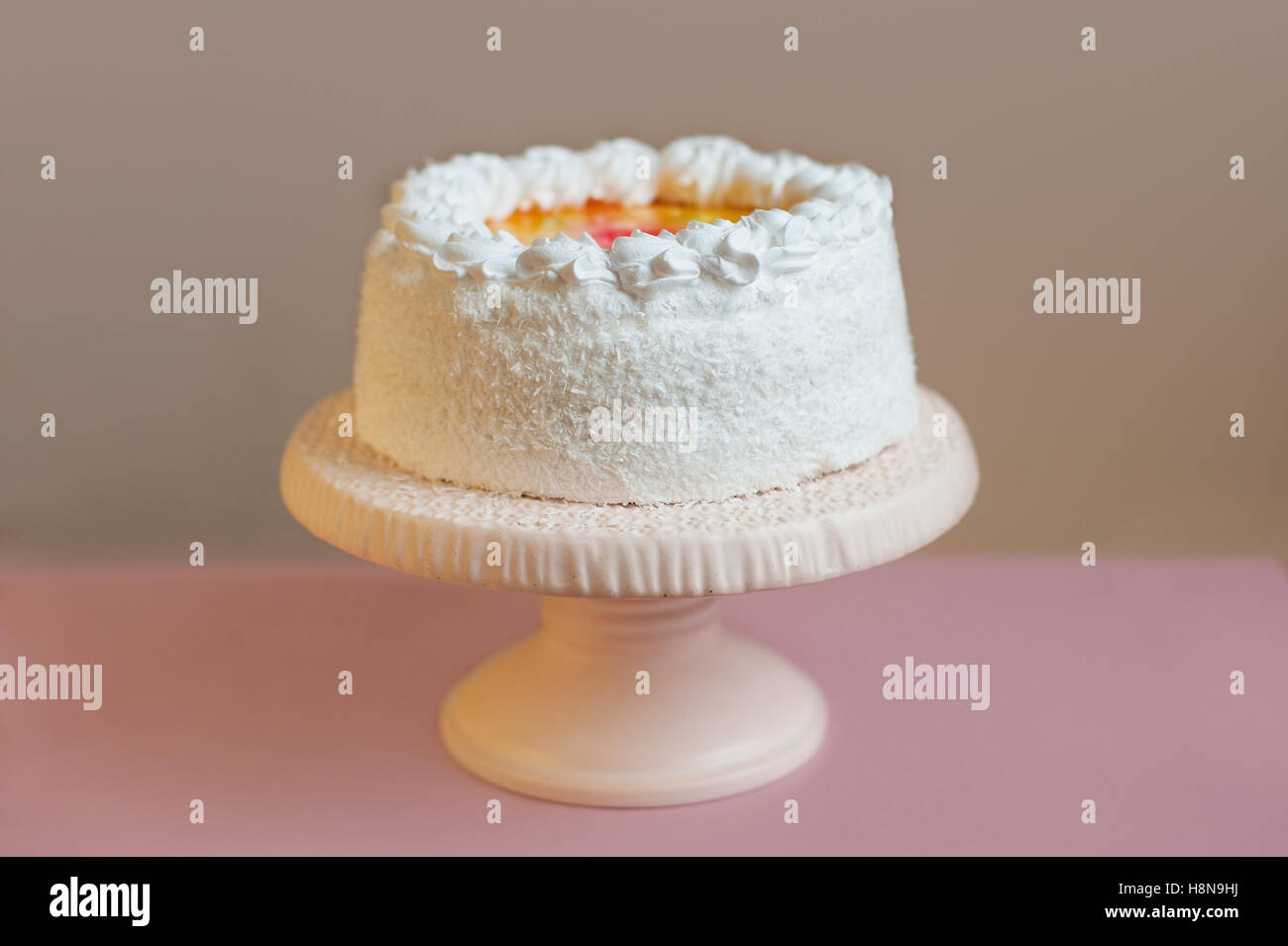 Plain white wedding cake hi-res stock photography and images - Alamy