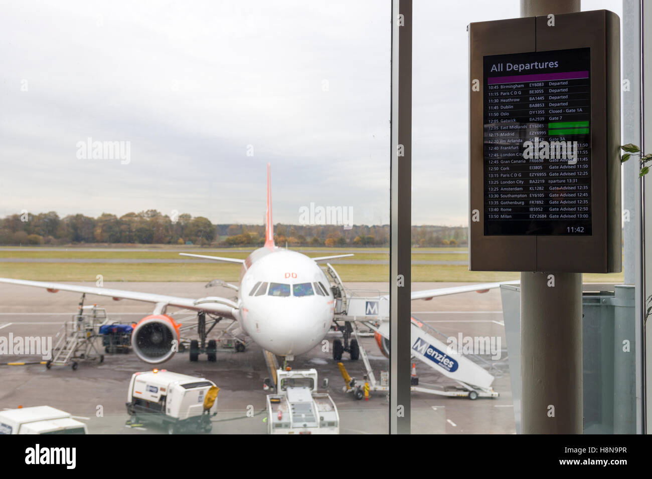 Airport Departures Gate Stock Photos & Airport Departures Gate Stock ...