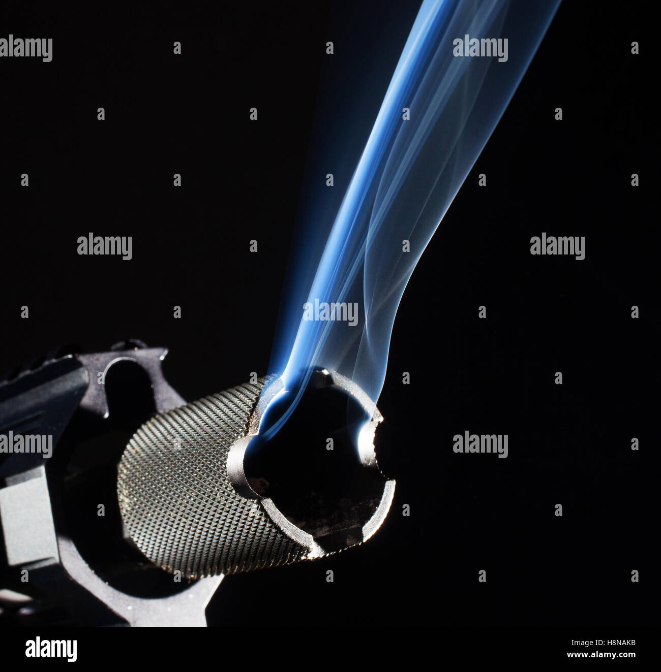 Barrel of an assault rifle that has smoke pouring out Stock Photo - Alamy