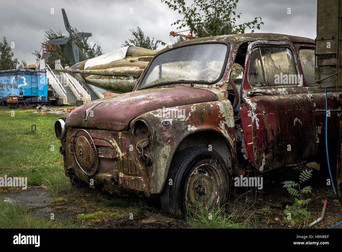 Old crashed car hi-res stock photography and images - Alamy