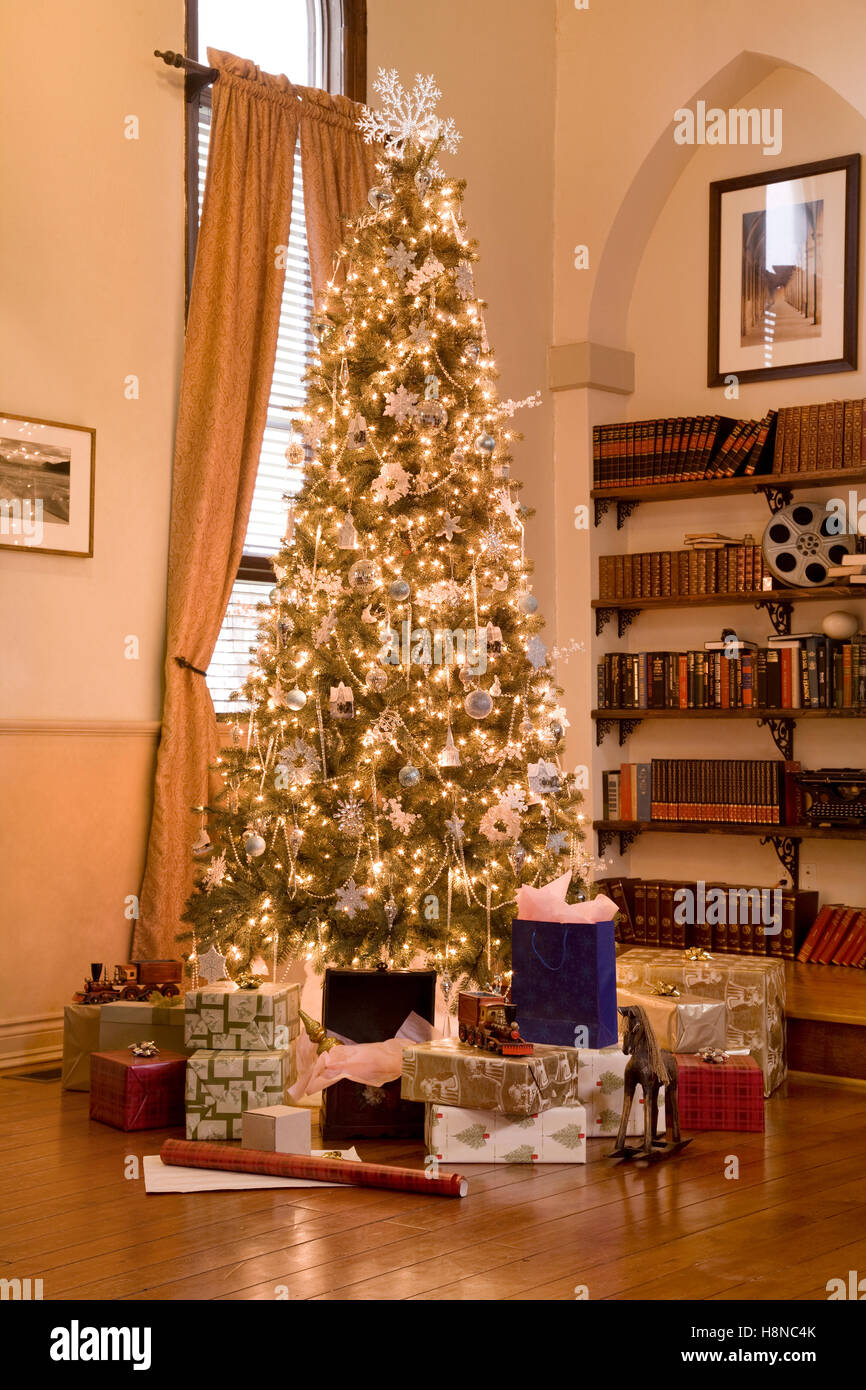 High christmas tree decorated hi-res stock photography and images - Alamy