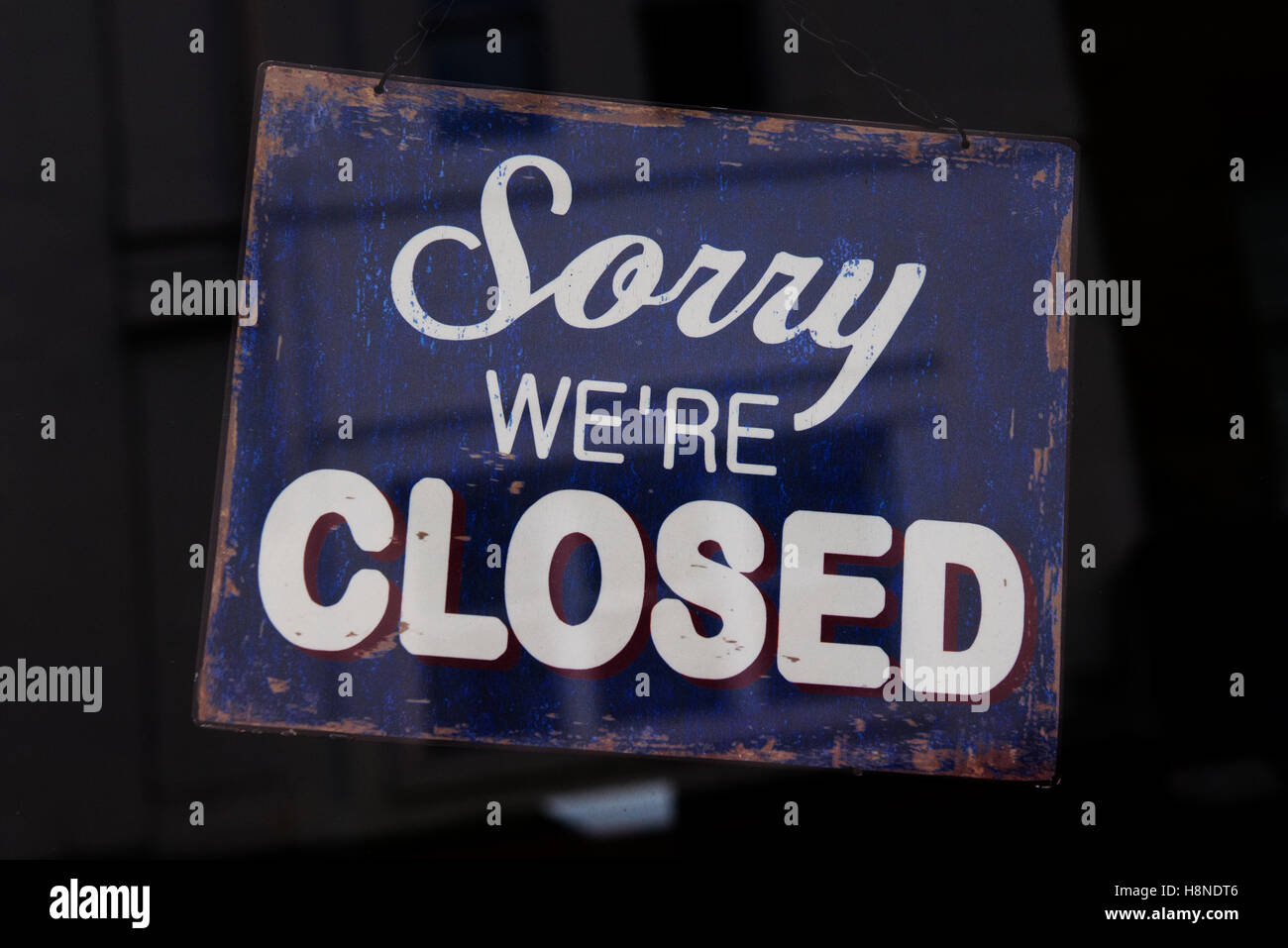 Shop closed sign Stock Photo - Alamy