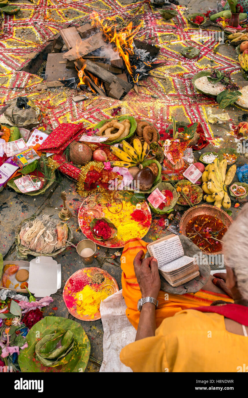 Hindu puja hi-res stock photography and images - Alamy