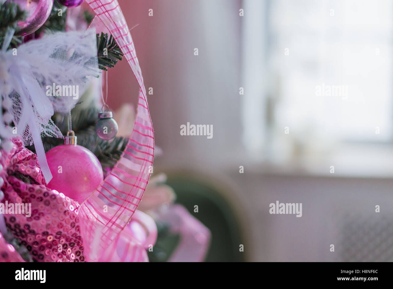 Pink christmas tree decorations hi-res stock photography and images - Alamy