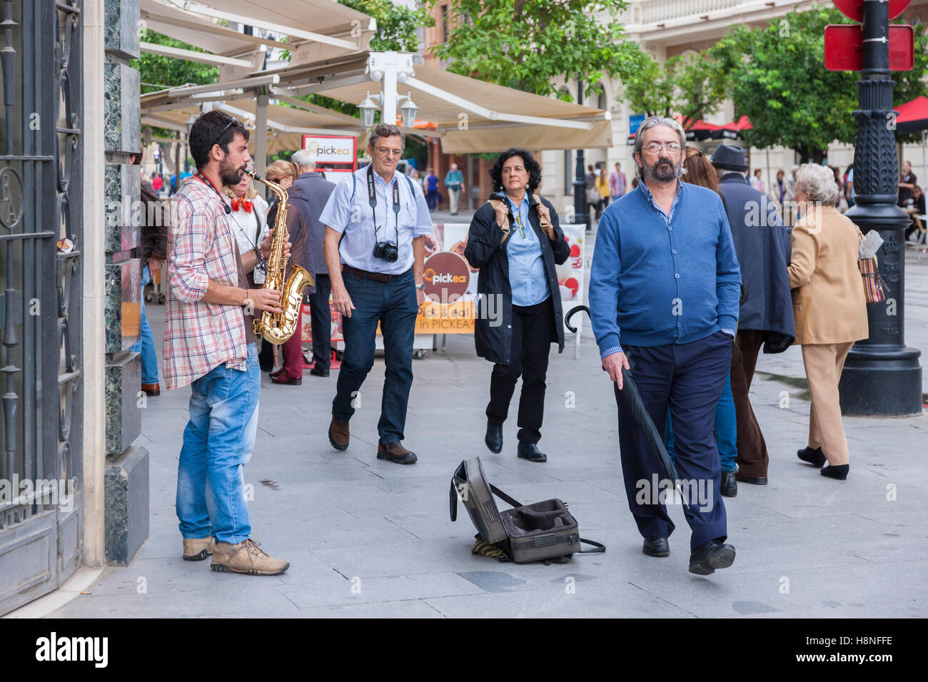 Saxophone busker hi-res stock photography and images - Alamy