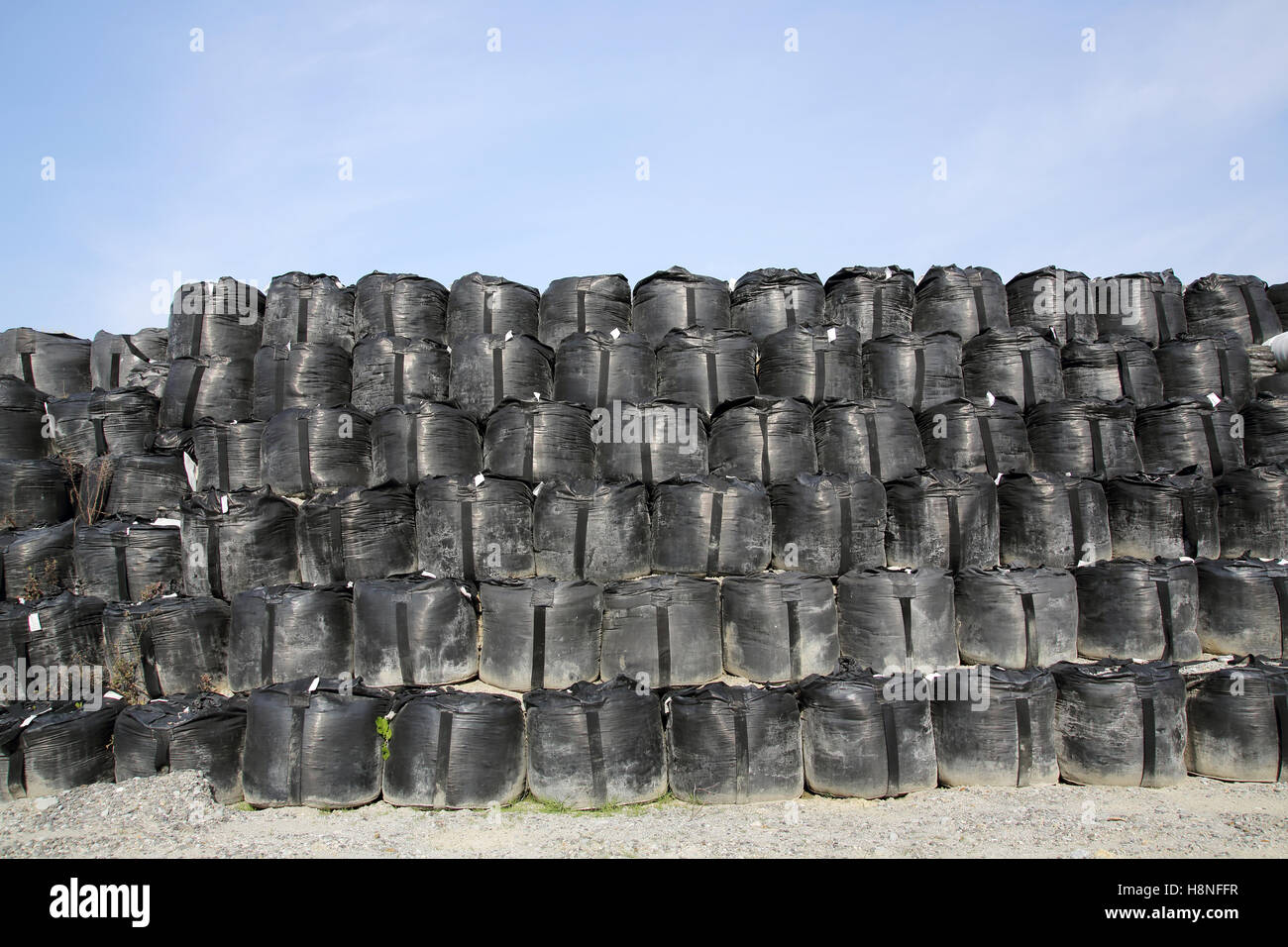 Sandbag barrier hi-res stock photography and images - Alamy