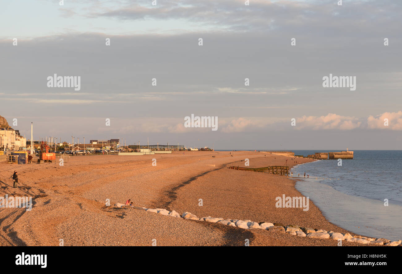 The beach and old harbour wall at Hastings. Hastings, Sussex, UK Stock ...