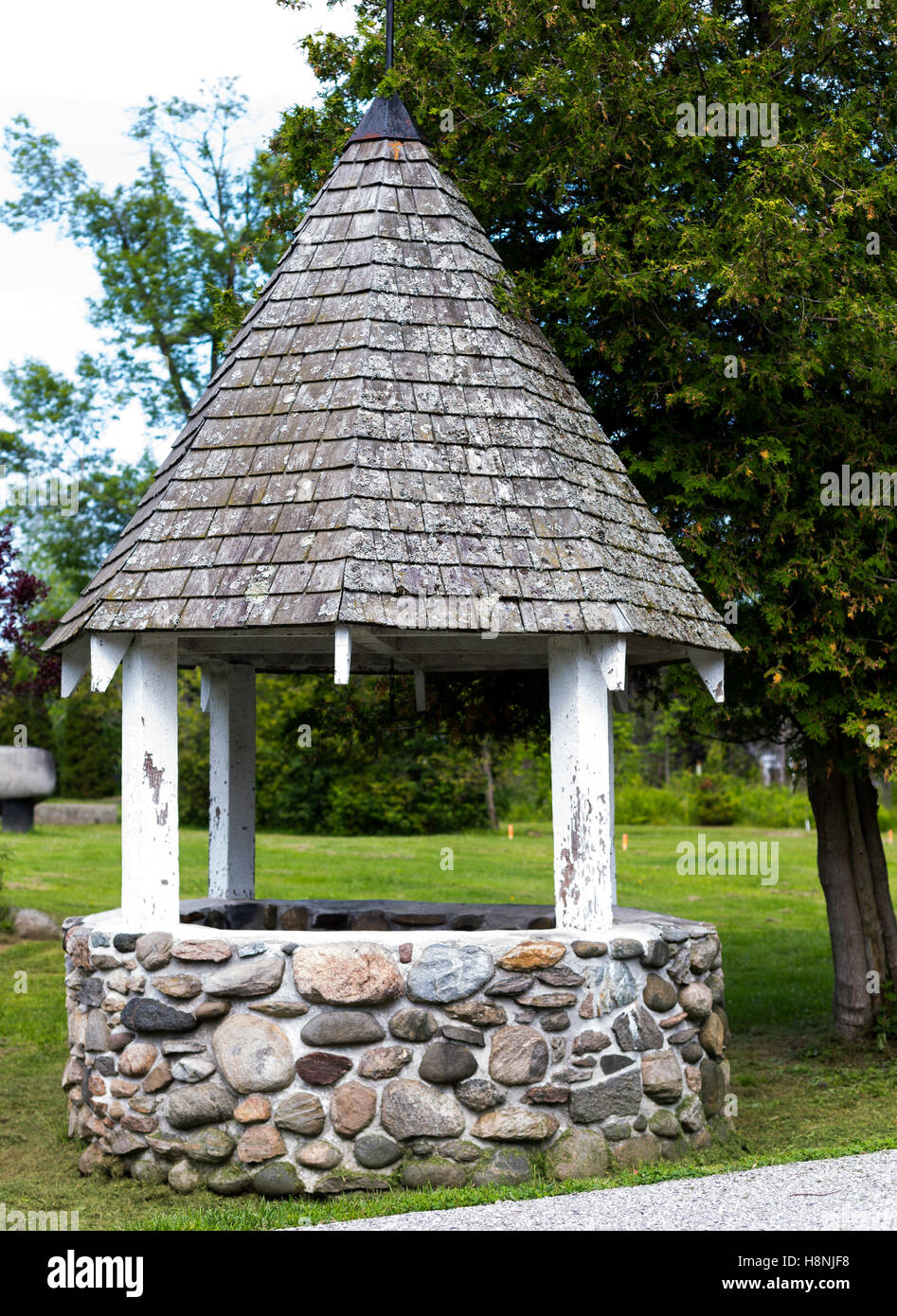 Stone wishing well hi-res stock photography and images - Alamy