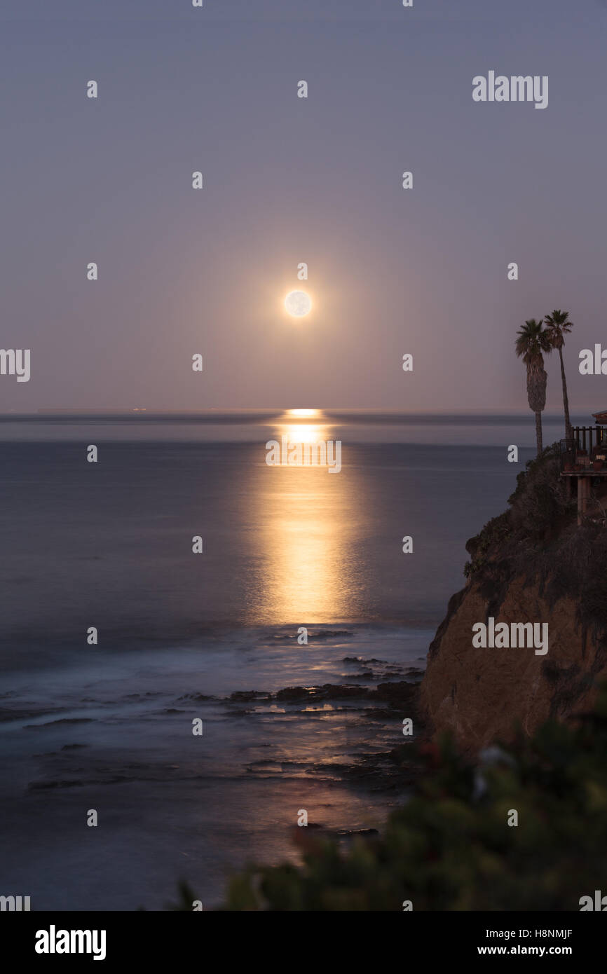 Moonset over pacific ocean hi-res stock photography and images - Alamy