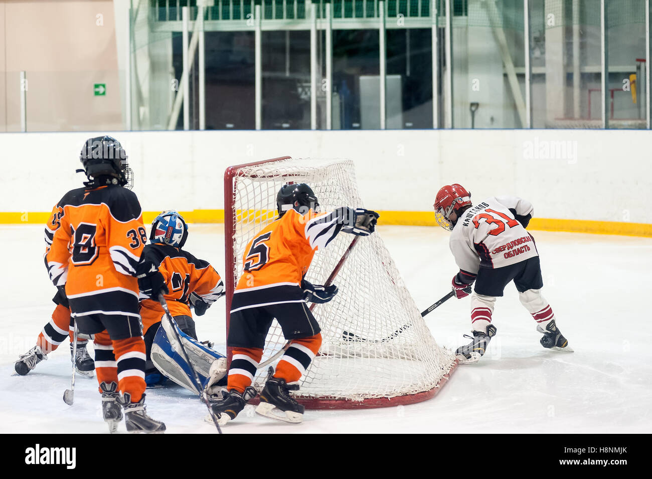 Junior ice hockey player hi-res stock photography and images - Alamy