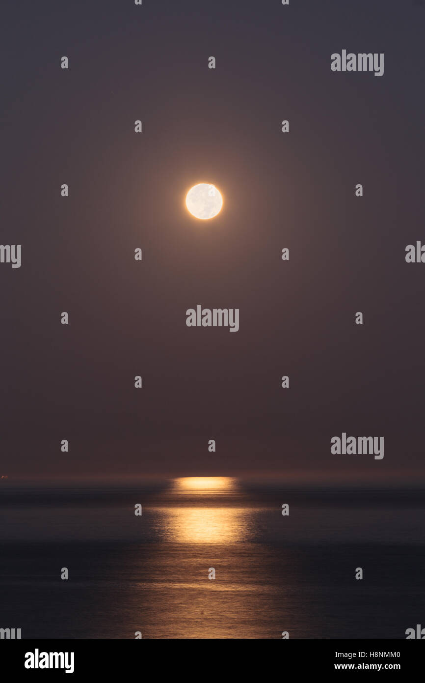 Super moon sets over the Pacific ocean in Laguna Beach, California ...