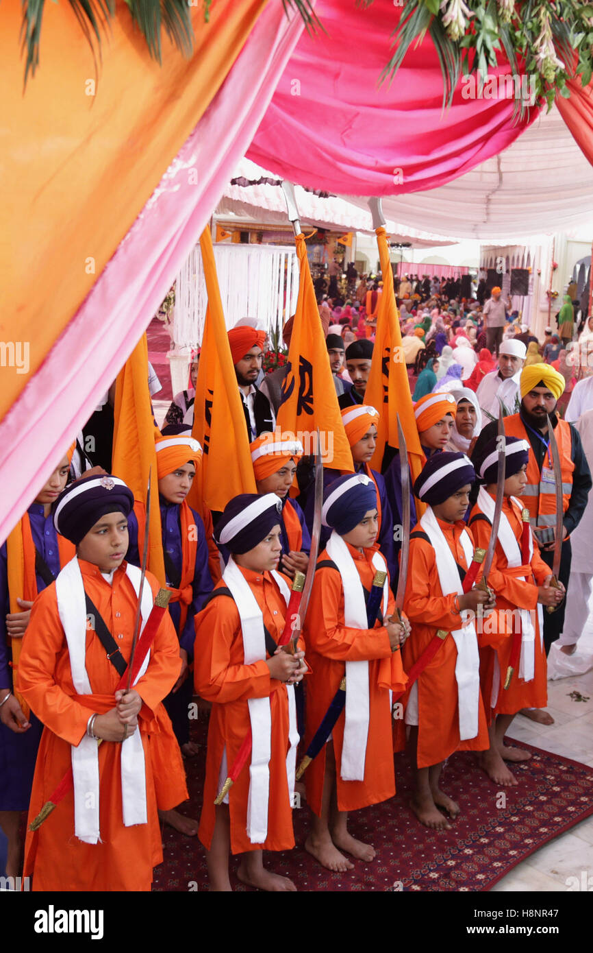 Lahore, Pakistan. 14th Nov, 2016. Pakistani and Indian Sikh devotees ...