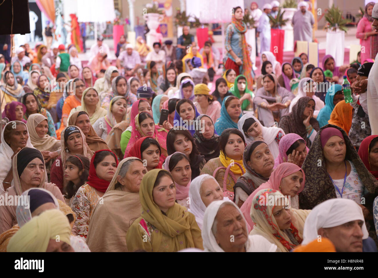 Lahore, Pakistan. 14th Nov, 2016. Pakistani and Indian Sikh devotees ...