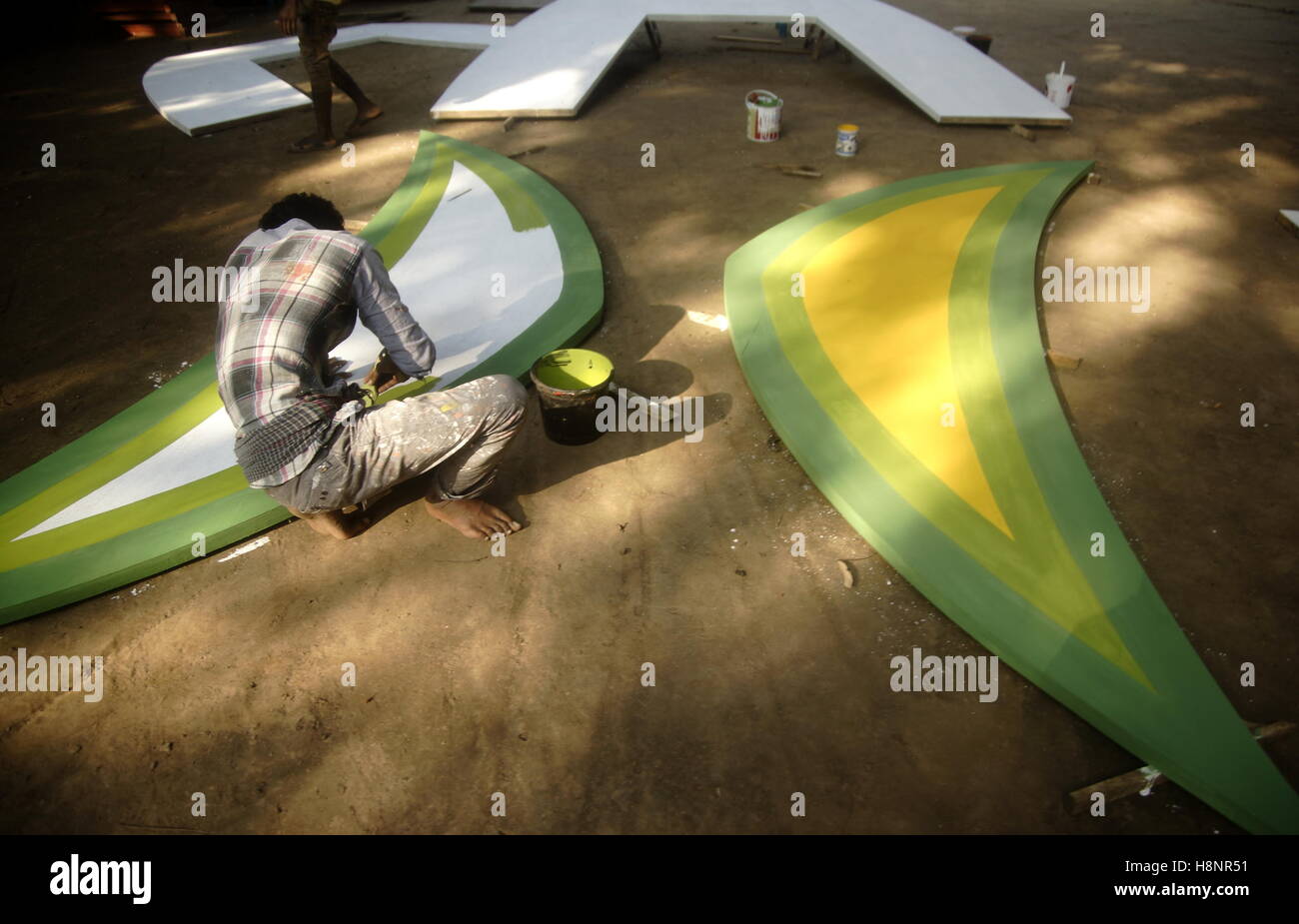 Dhaka, Bangladesh. 14th Nov, 2016. A carpenter is coloring a wood part ...
