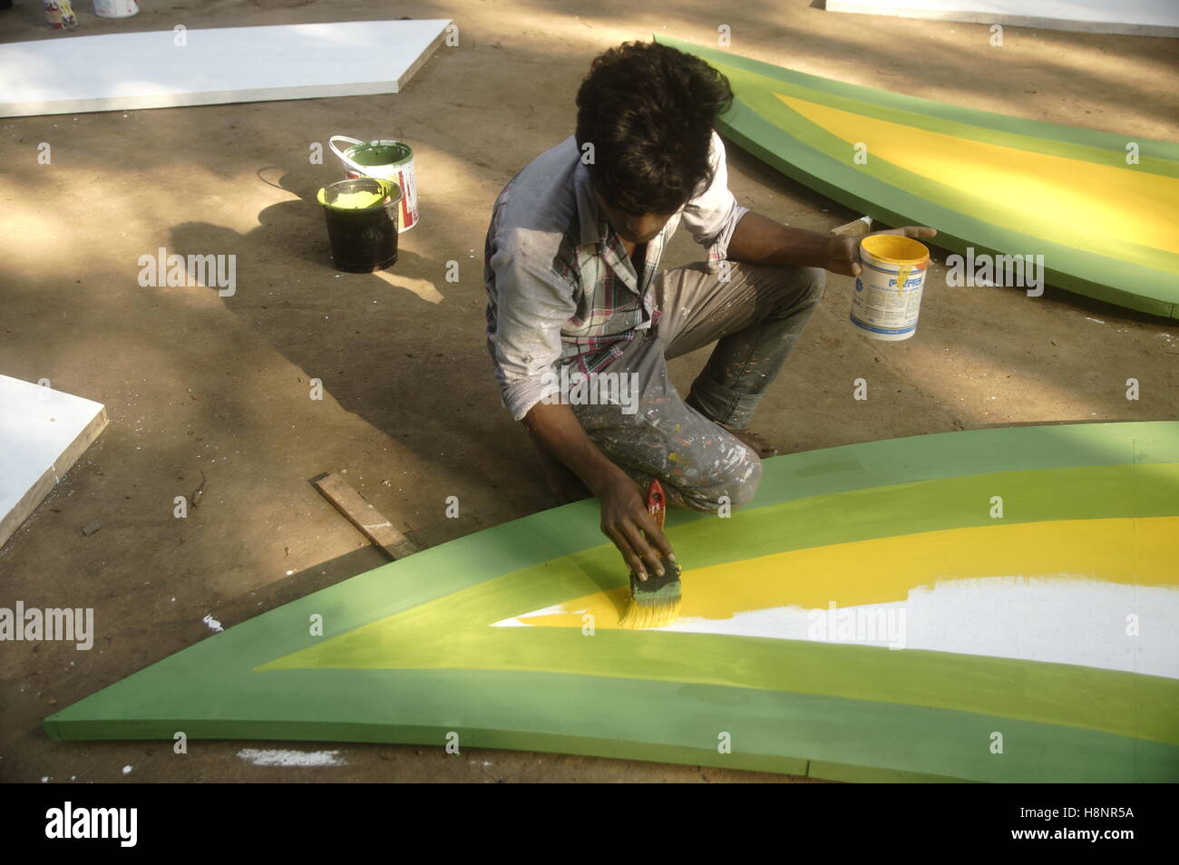Dhaka, Bangladesh. 14th Nov, 2016. A carpenter is coloring a wood part ...