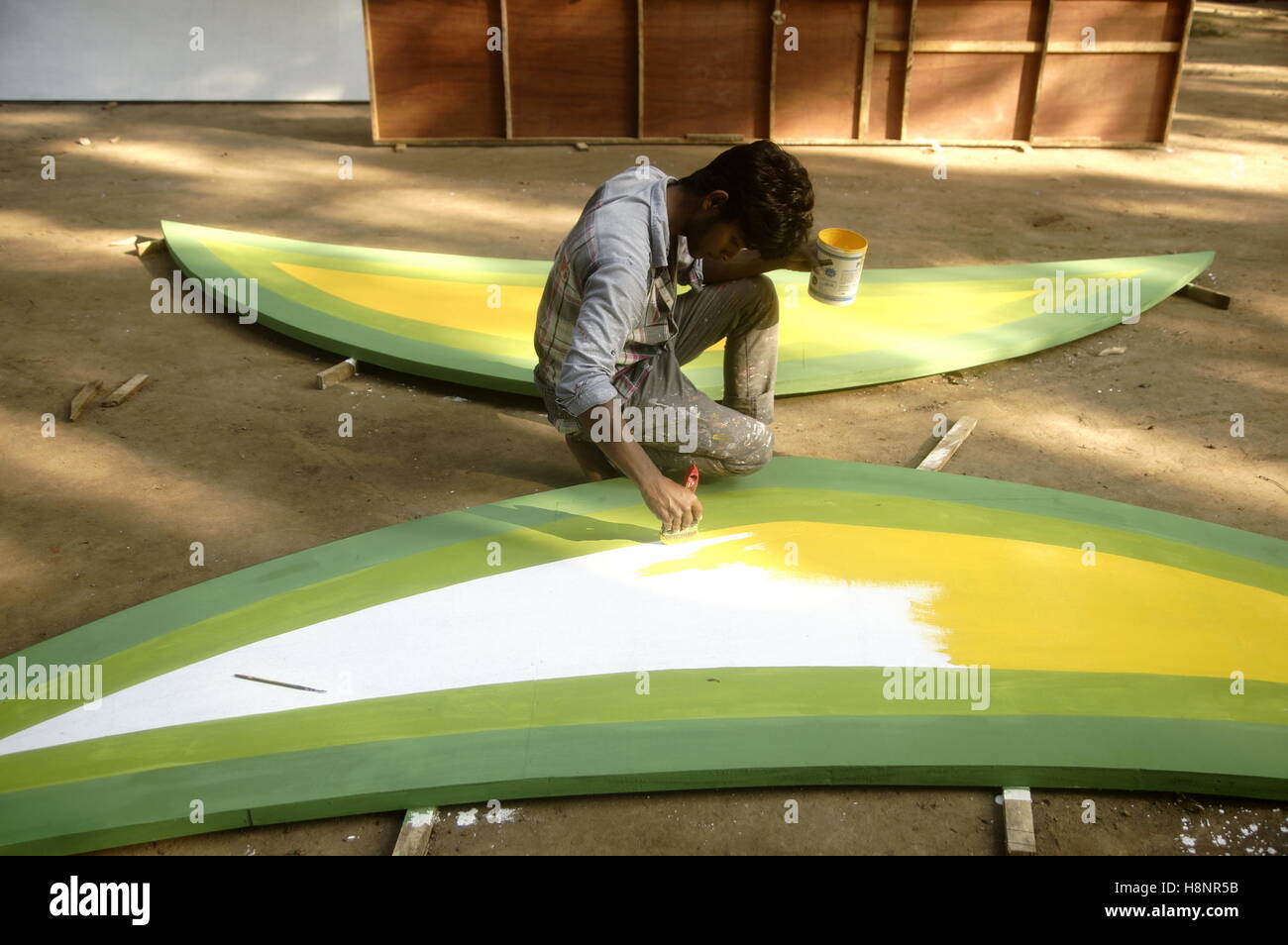 Dhaka, Bangladesh. 14th Nov, 2016. A carpenter is coloring a wood part ...