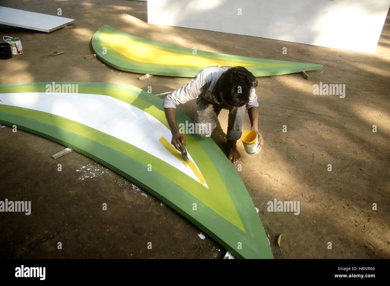 Dhaka, Bangladesh. 14th Nov, 2016. A carpenter is coloring a wood part ...