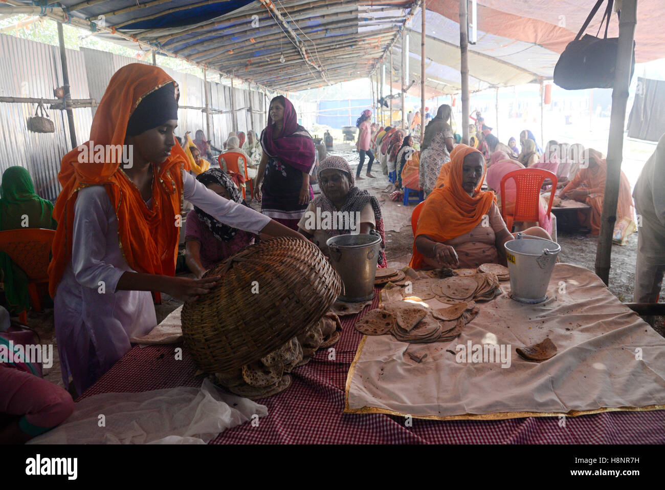 Kolkata, India. 14th Nov, 2016. Sikh women makes roti and food in ...