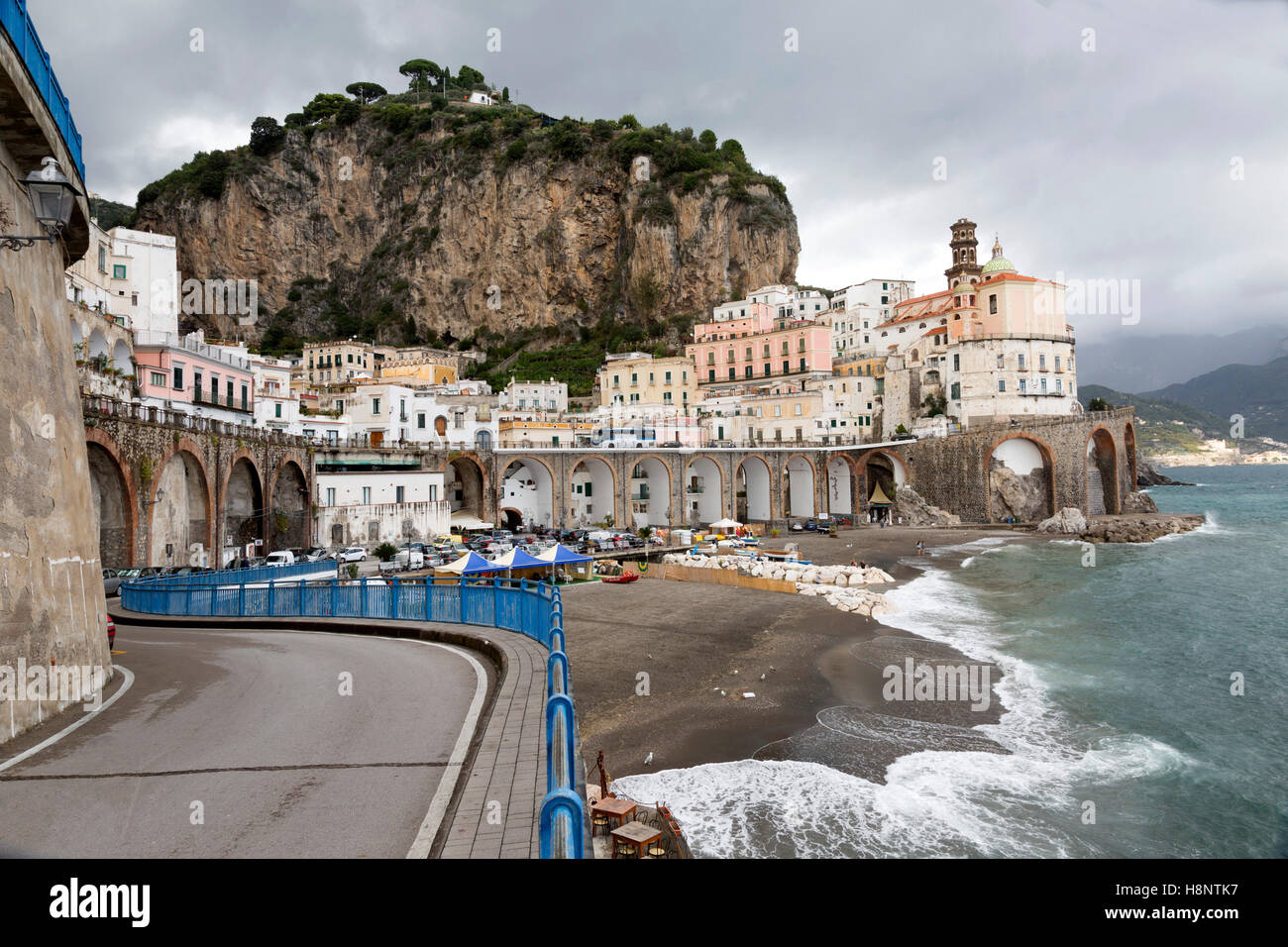 Cliff side dwellings hi-res stock photography and images - Alamy