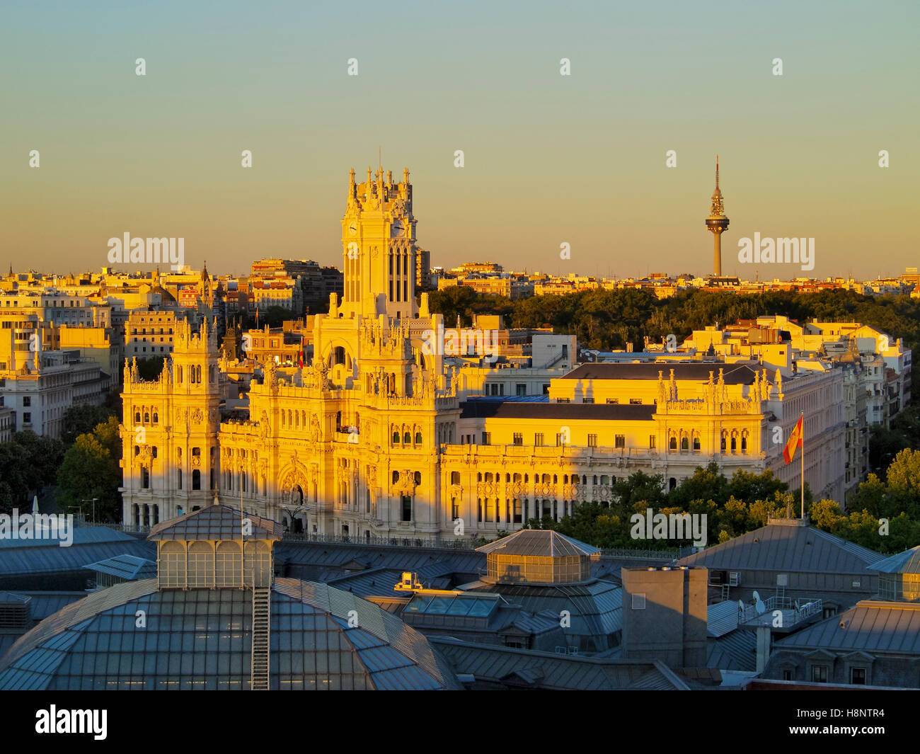 Madrid skyline at sunset hi-res stock photography and images - Alamy