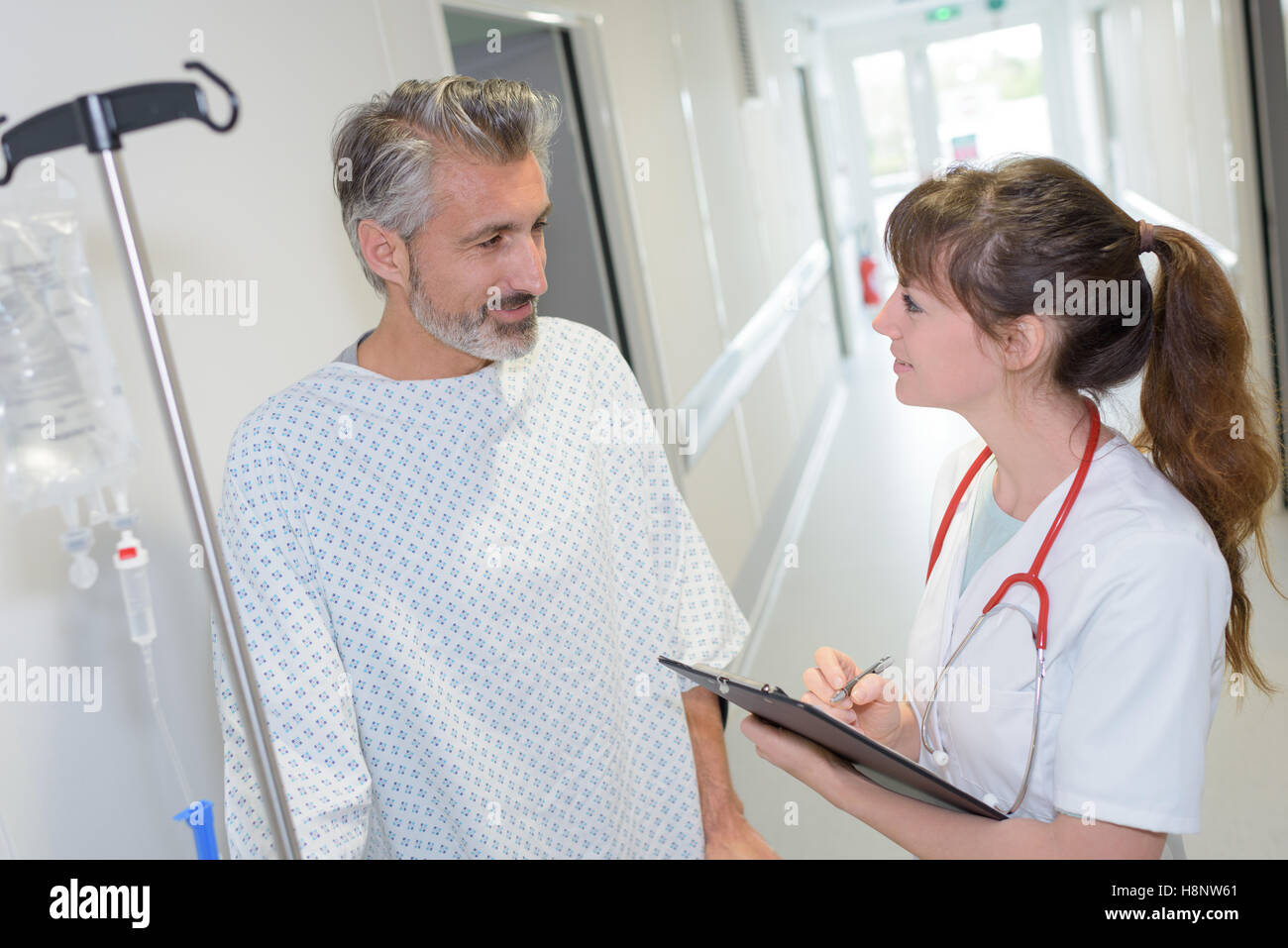 Female doctor male patient hi-res stock photography and images - Alamy