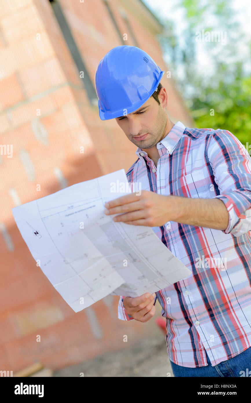 Construction worker reading plans hi-res stock photography and images ...