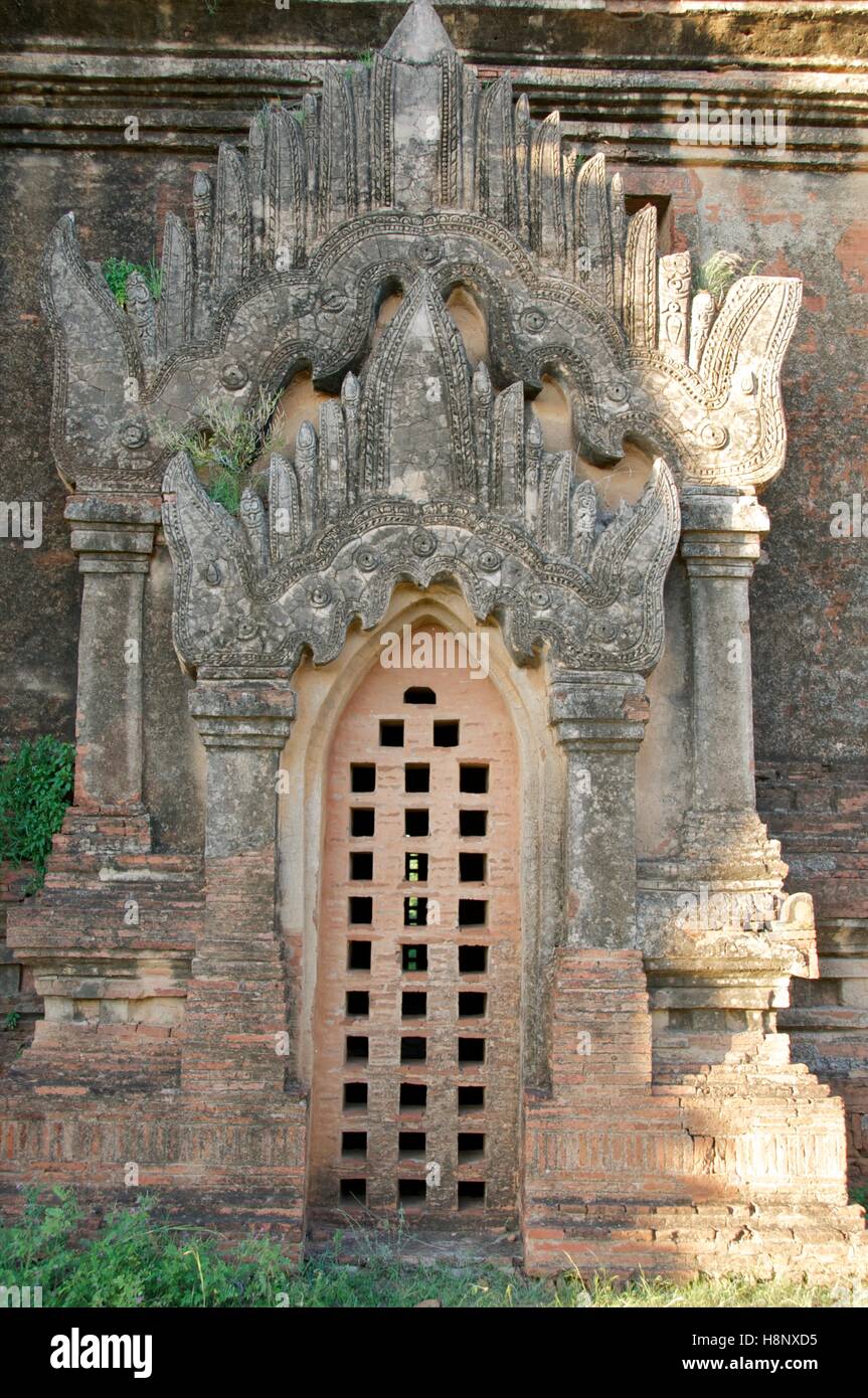 Intricately carved archway over bricked-up gateway, Thisawadi Pagoda ...