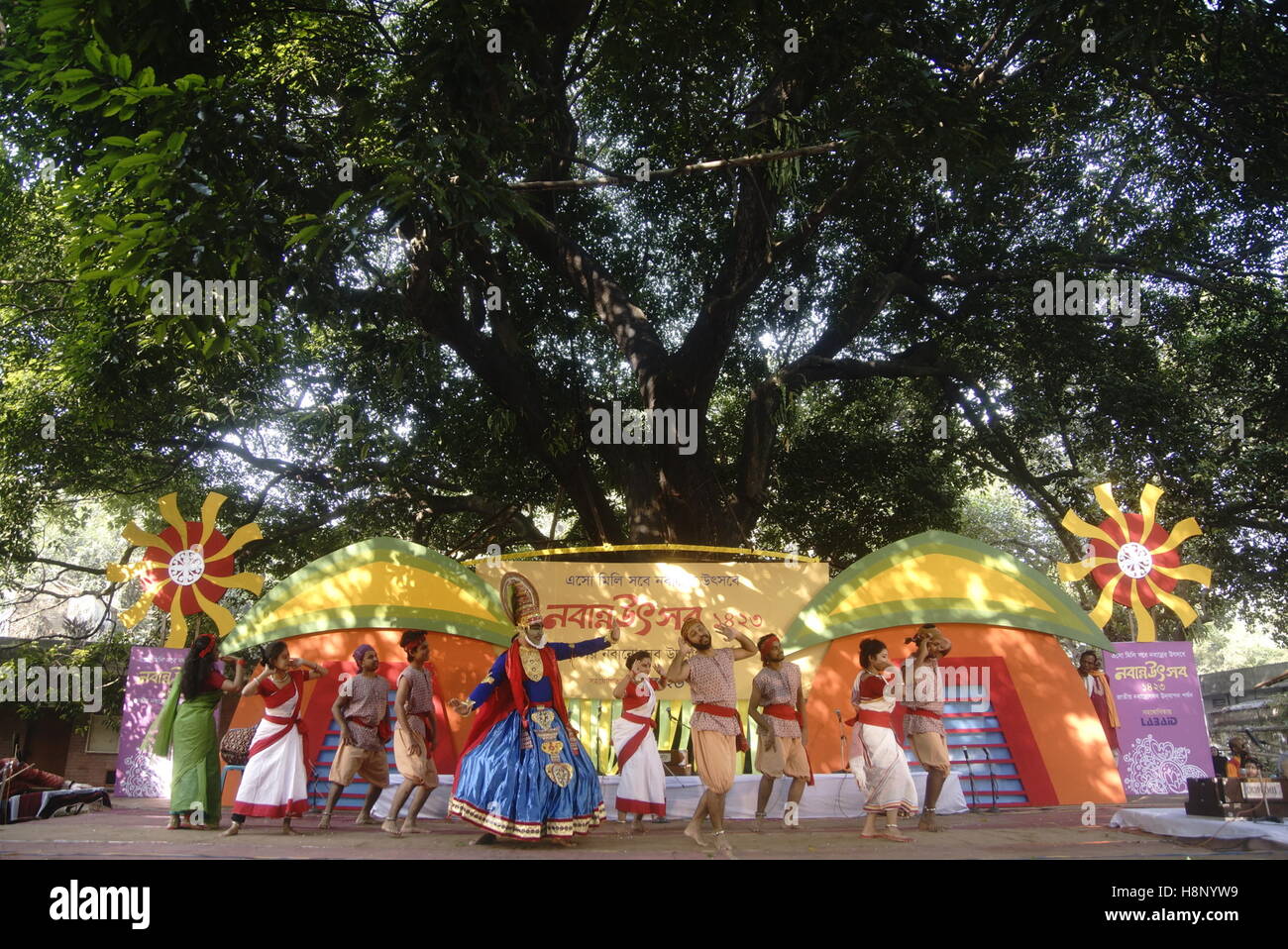 Dhaka, Bangladesh. 15th Nov, 2016. The Jatiya Nabanna Utsab Udjapon ...