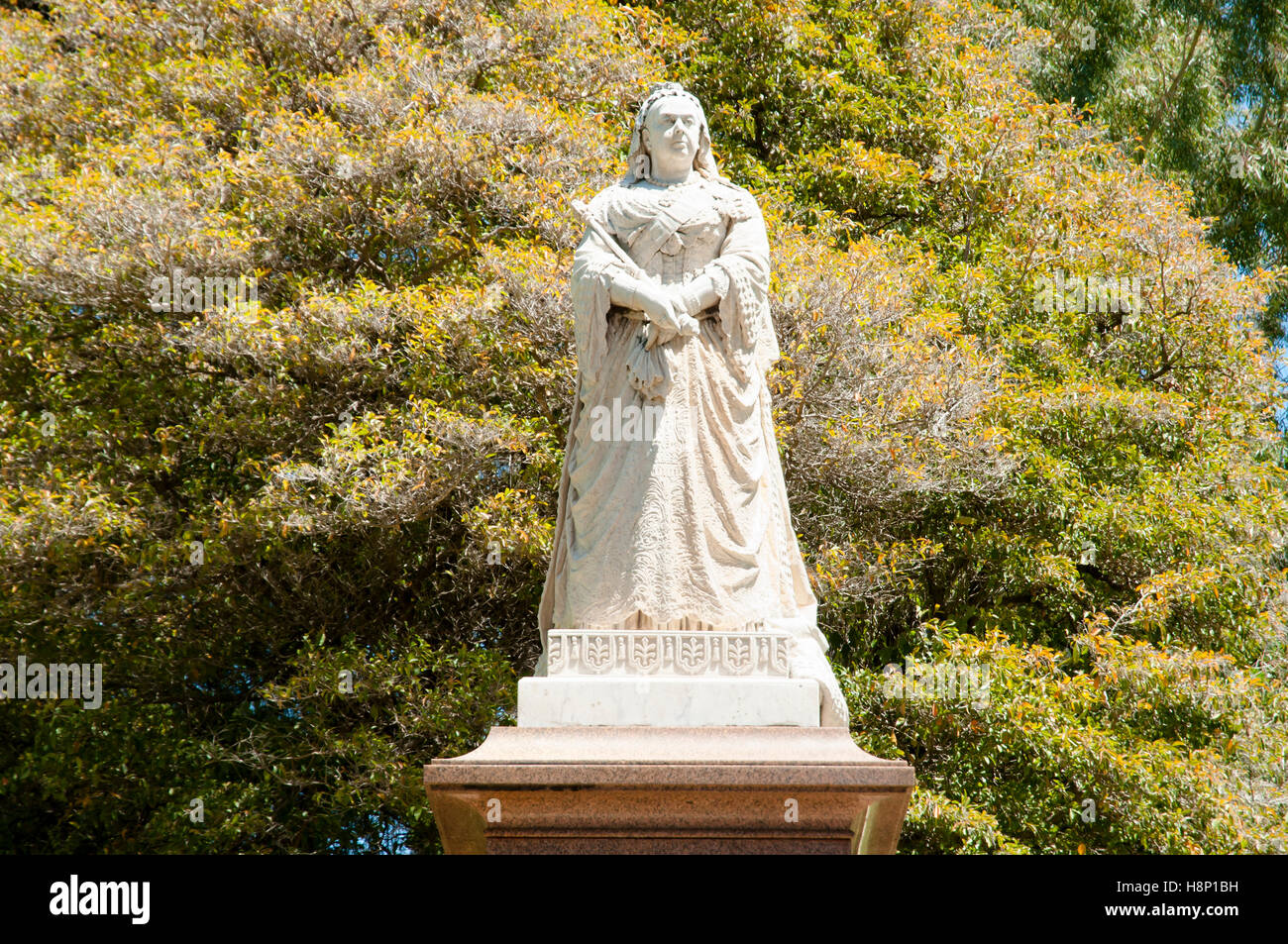 Queen victoria statue hi-res stock photography and images - Alamy