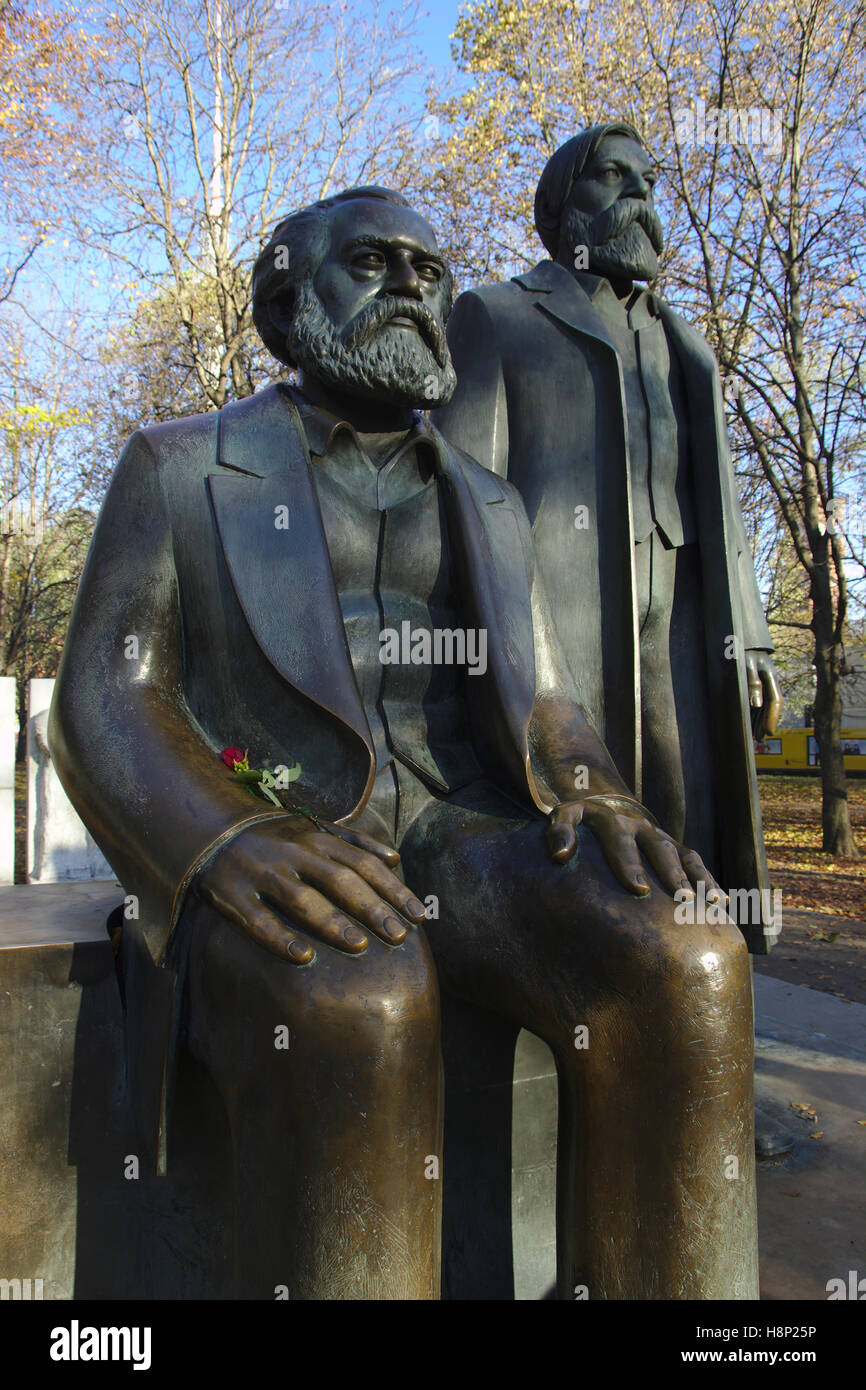 Karl marx statue hi-res stock photography and images - Alamy