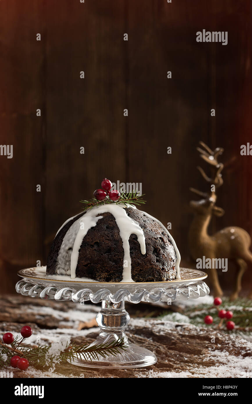 Lighting christmas pudding hi-res stock photography and images - Alamy