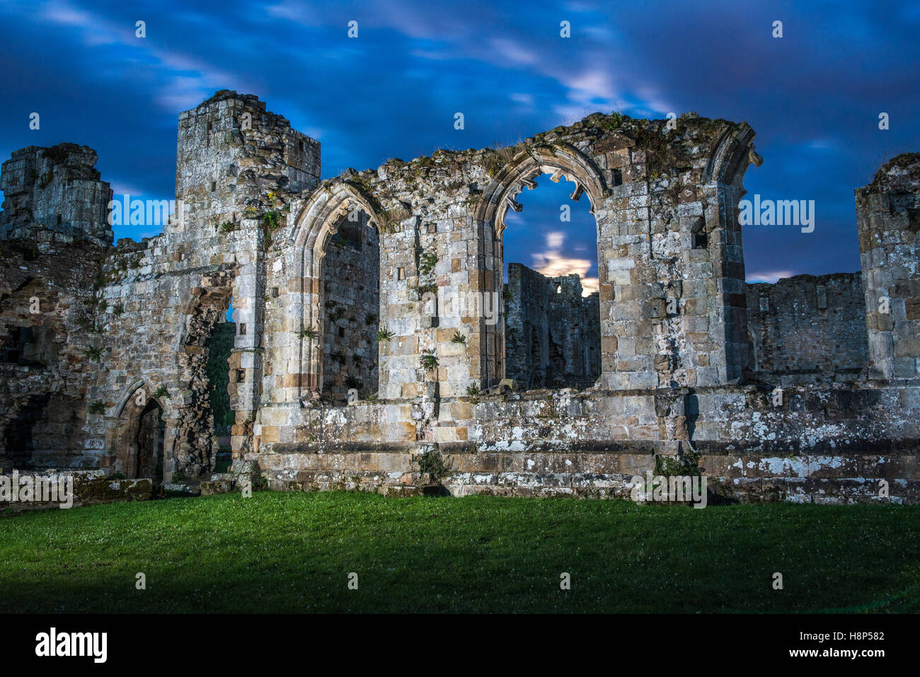 Medieval abbey ruins hi-res stock photography and images - Alamy