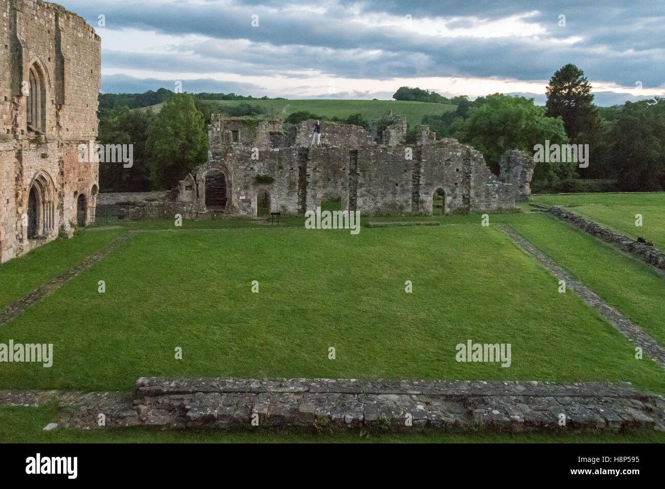 Medieval abbey ruins hi-res stock photography and images - Alamy