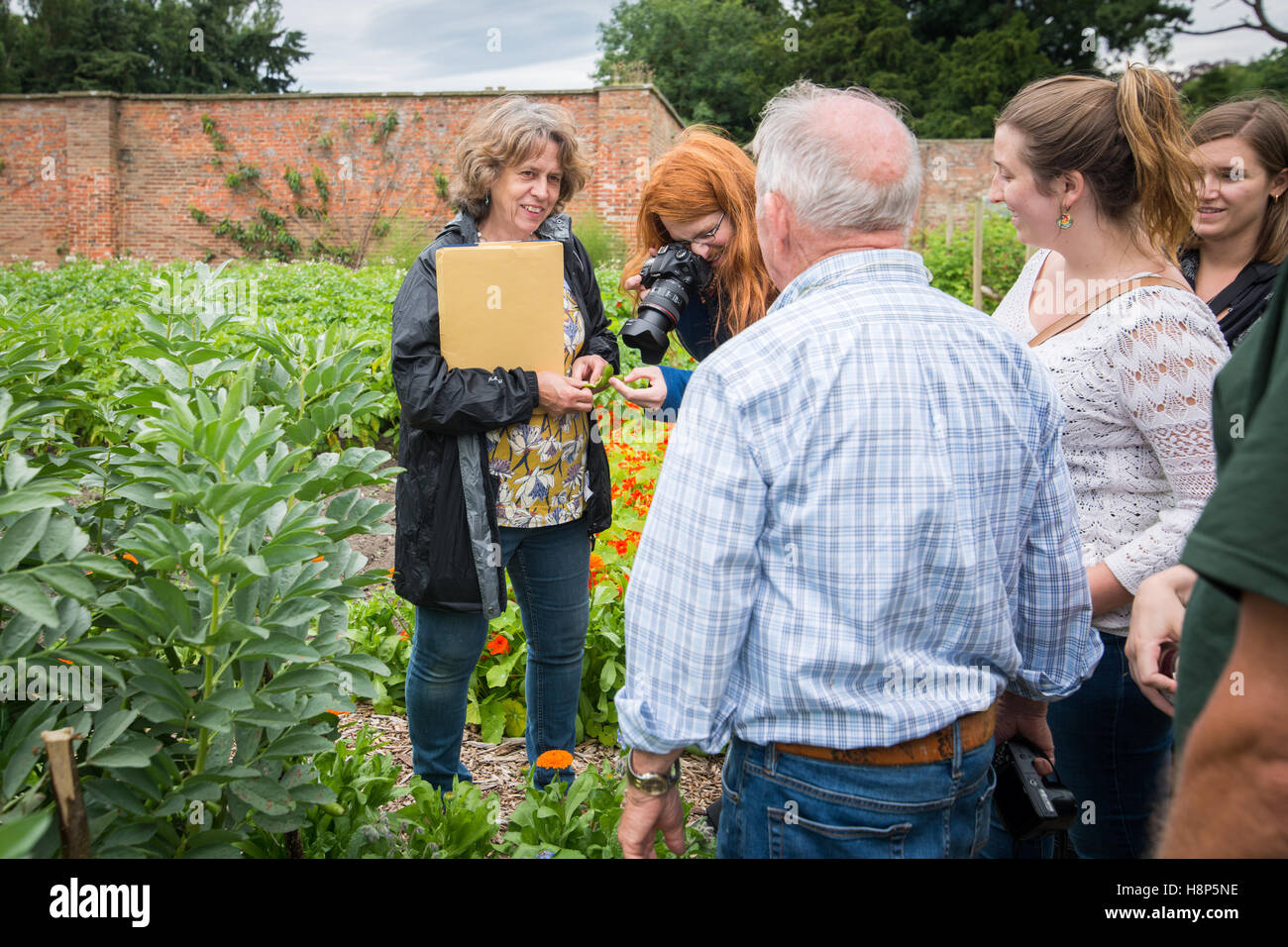 Female tour guide hi-res stock photography and images - Alamy