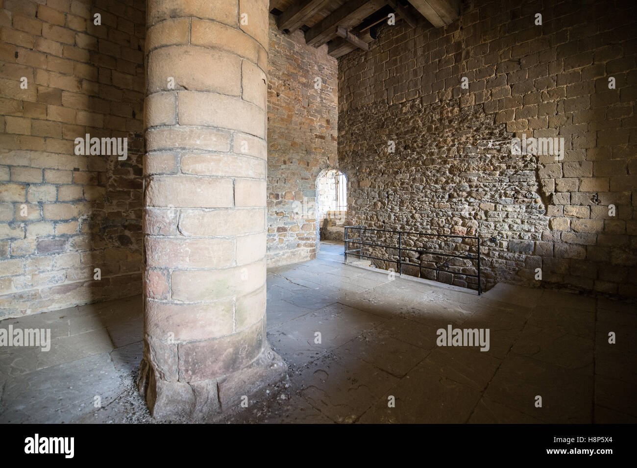 Castle ruins interior hi-res stock photography and images - Alamy