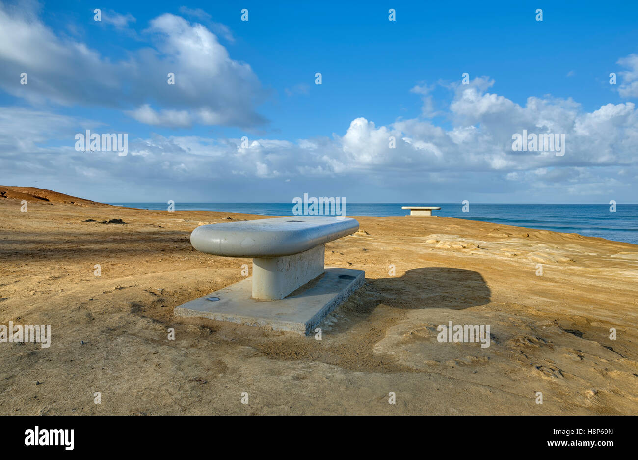 benches at overlook point above the ocean. Sunset Cliffs Natural Park ...