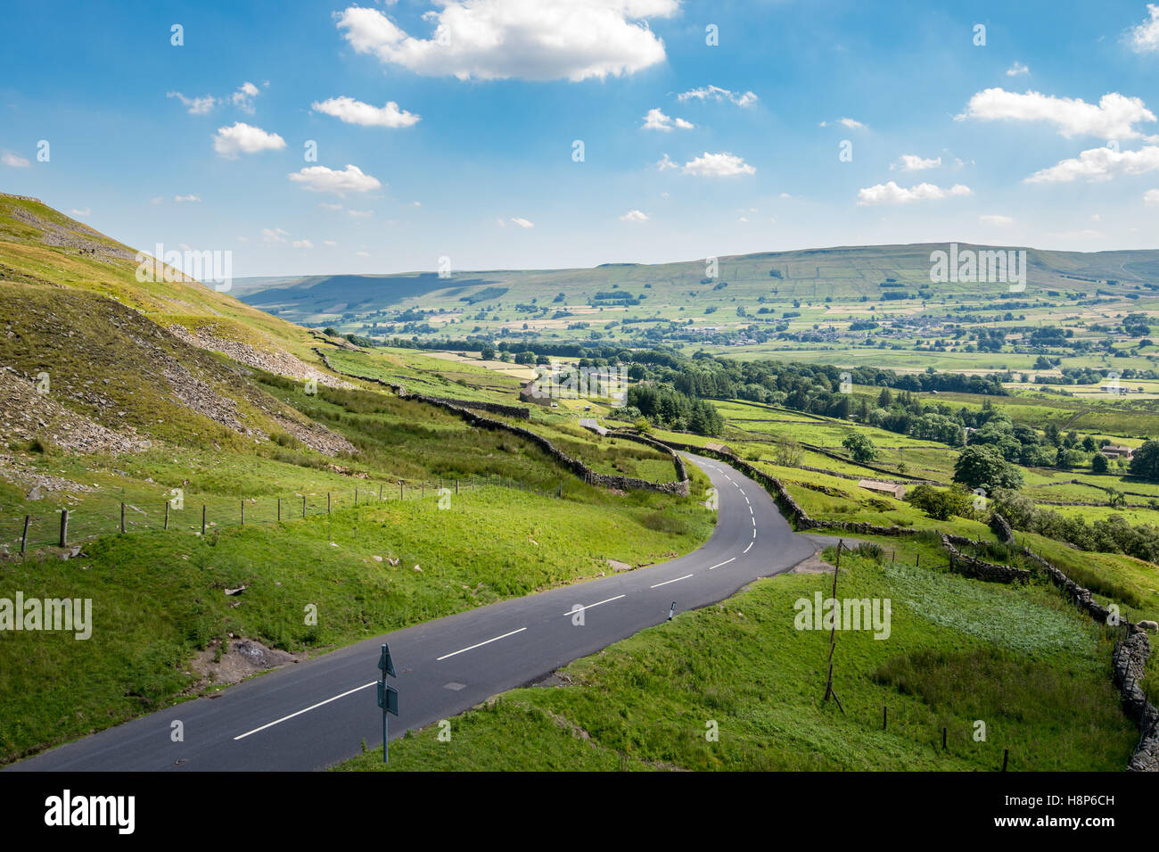 Gravel road yorkshire hi-res stock photography and images - Alamy