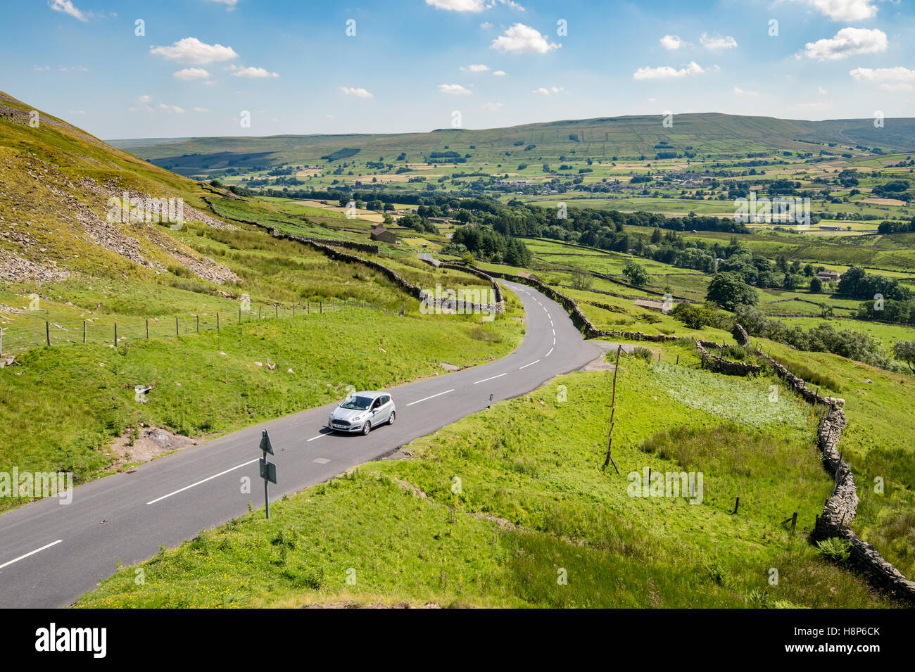 Gravel road yorkshire hi-res stock photography and images - Alamy