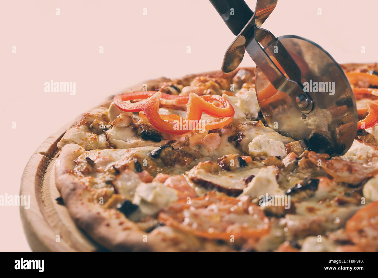 Closeup hand of chef baker cutting pizza at kitchen Stock Photo - Alamy